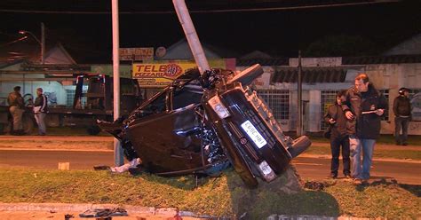 G1 Homem morre após carro capotar e bater em poste em Porto Alegre