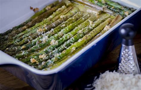 Gr Ner Spargel Mit Parmesankruste Aus Dem Ofen Ist Ein Hochgenuss