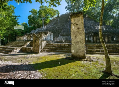 Estelas en la pirámide estructura I estructura 1 ruinas mayas en el