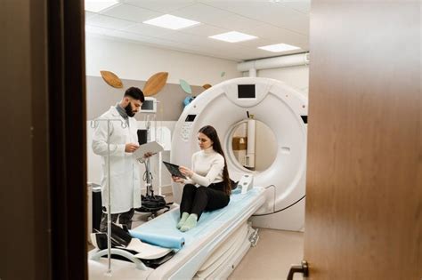 Ct doctor consultando al paciente y mostrando la radiografía del
