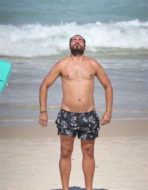 Thiago Lacerda Mergulha Na Praia Da Barra Da Tijuca Na Zona Oeste Do