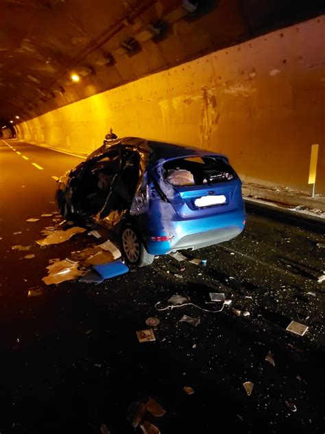 Scontro Tra Auto In Galleria A Briga Sulla A18 Messina Catania Morto