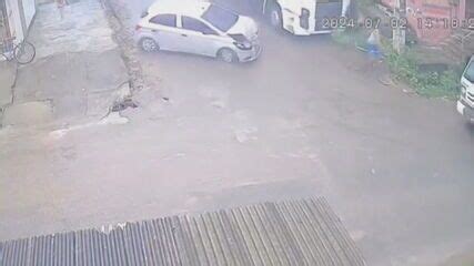 VÍDEO caminhão perde freio em ladeira em Olinda bate em carro e