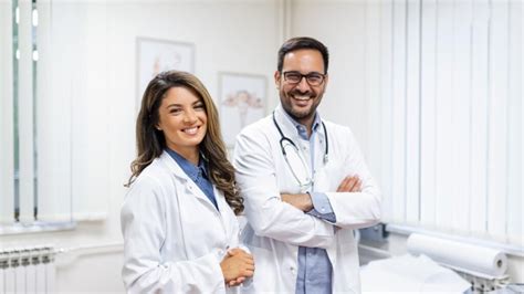 Cuánto Gana un Médico en España Salario Factores e Impacto Económico