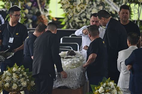FOTO DE PELÉ NO CAIXÃO Veja imagens do velório de Pelé em Santos SP