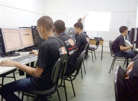 Jovens que cumprem medidas socioeducativas ganham vagas de estágio na