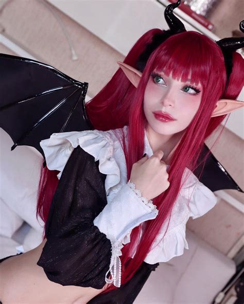 Modelo Hitomi Okami Cos Viralizou Um Ousado Cosplay Da Marin De My