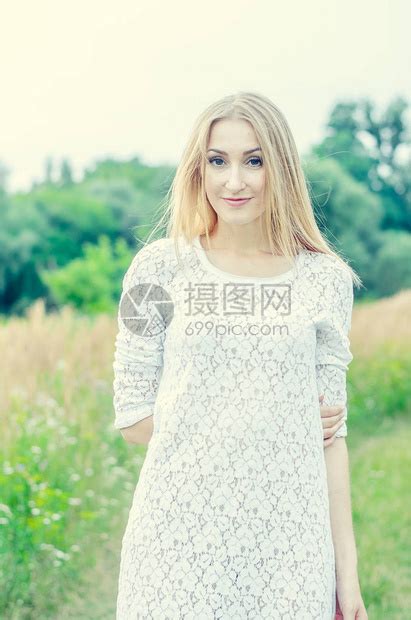 一个蓝眼睛的漂亮女孩的画像高清图片下载 正版图片506104311 摄图网