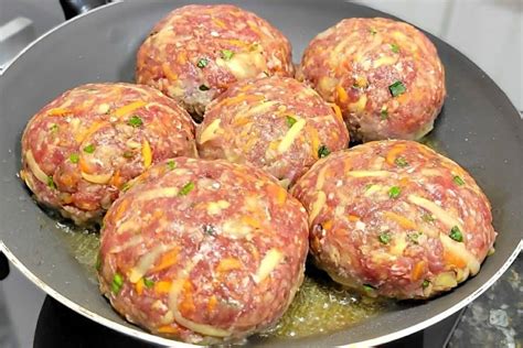 Bolinho de carne moída cenoura e batata delicioso nutritivo e toda