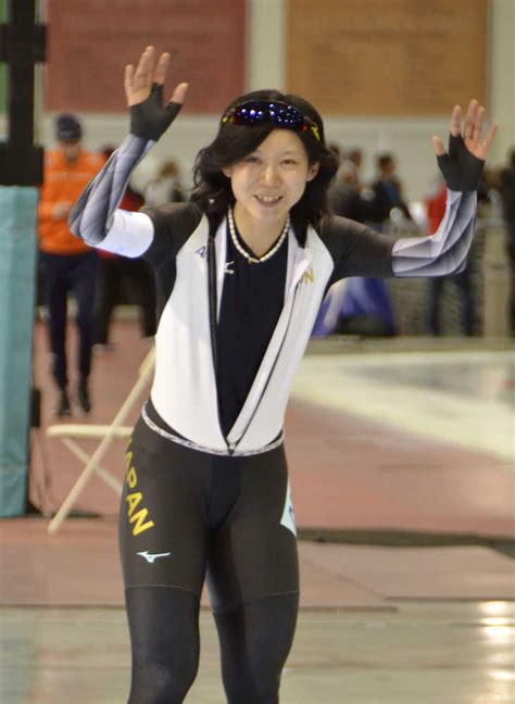 女子1000メートルで日本記録を更新し歓声に応える高木美 スポニチ Sponichi Annex スポーツ