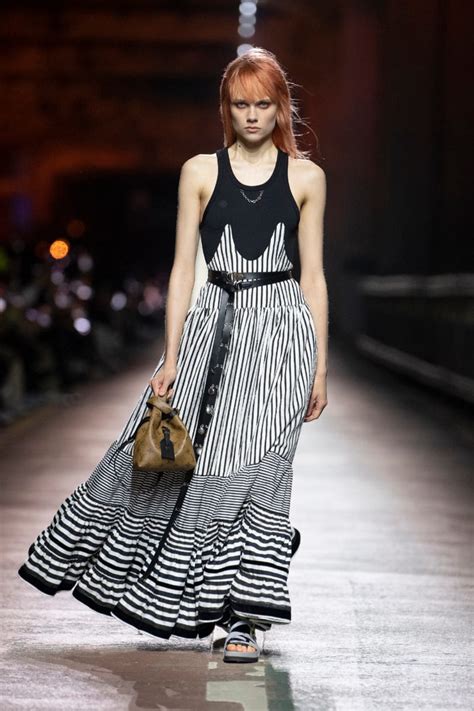Louis Vuitton colección PreFall 2023 en un desfile en Seúl Foto 35