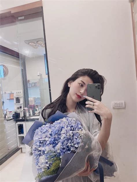 M I Khoe Qu Kh Ng Hot Girl Th V L Nh Ang Trong Ph Ng T M Kh Ch