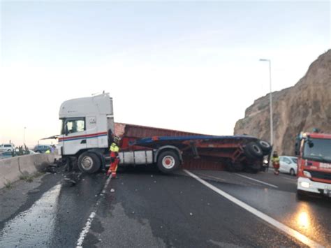 Accidente de un camión en la GC 1