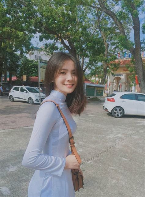 Nữ sinh Việt chỉ cần mặc áo dài trắng xõa tóc là đã khiến dân tình