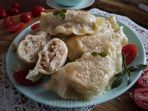 Pierogi z kaszą gryczaną pieczarkami żółtym serem i mięsem