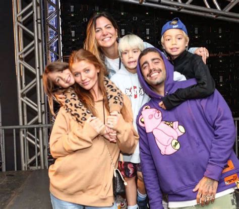 Pedro Scooby posa Cintia grávida e filhos Luana Piovani