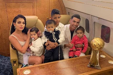 Cristiano Ronaldo Treina Filha Mais Nova Ao Colo