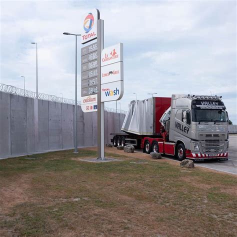 ルモンドさんのインスタグラム写真 ルモンドInstagram À Calais les migrants sabritent