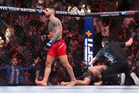 Ilia Topuria Knocks Out Alexander Volkanovski At UFC 298