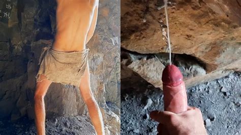 Neanderthal adam ateşin yanında bir mağarada penisine mastürbasyon