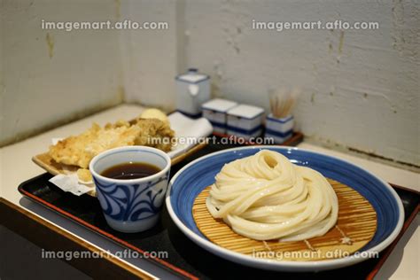 讃岐うどんと天ぷらの写真素材 216335702 イメージマート