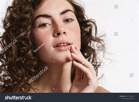 Photo De Stock Belle Fille Torse Nu Posant Et 1917228410 Shutterstock