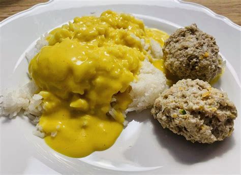 Boller i karry er god klassisk mad som de fleste danskere elsker at få