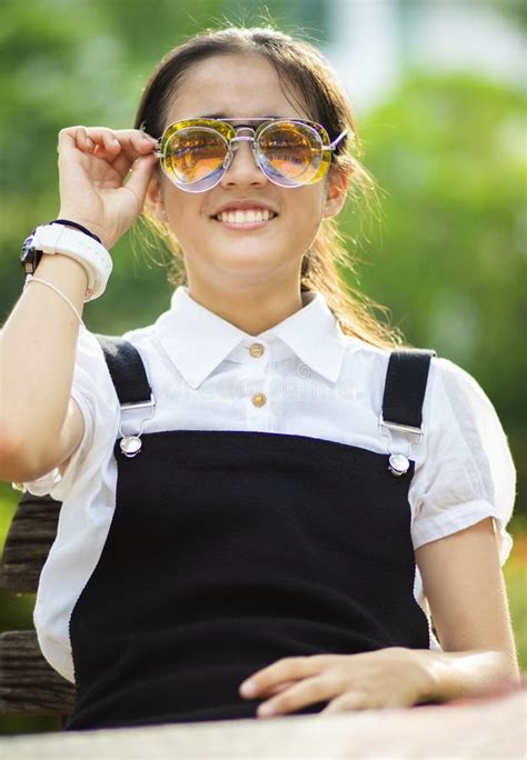Adolescent Asiatique Gai Portant Deux De Lunettes De Yeux Photo Stock