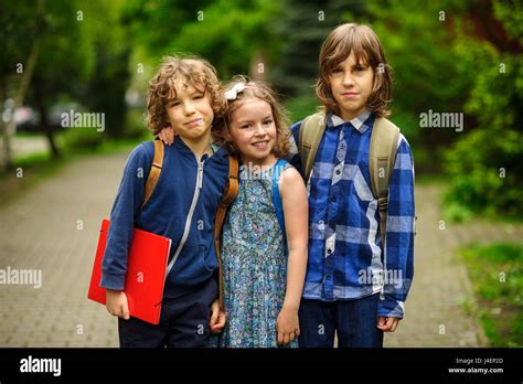 Trois petits étudiants d écoles secondaires deux garçons et la fille