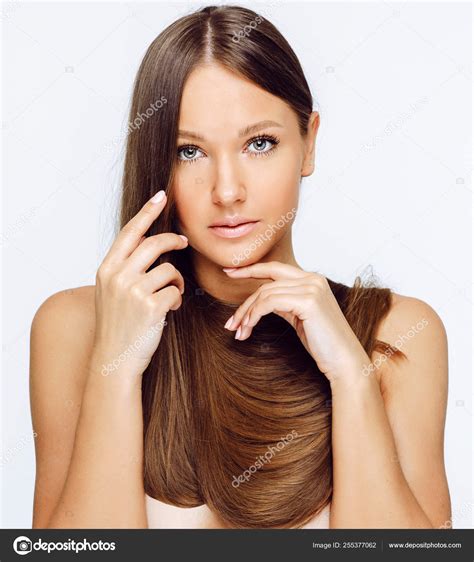 Retrato Mujer Desnuda Con Pelo Largo Mirando Cámara Aislada Sobre