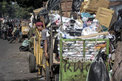 Selepas Lebaran 700 Ton Sampah Menumpuk Di TPS Kota Bandung