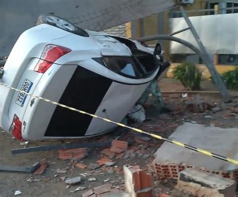 Motorista fica preso às ferragens após carro capotar em Cuiabá