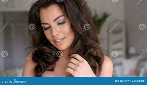 Mujer Bonita Desnuda Con El Pelo Largo Que Mira La Cámara Almacen De