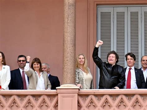 Escándalo por los sueldos oficiales Javier Milei se aumentó un 50
