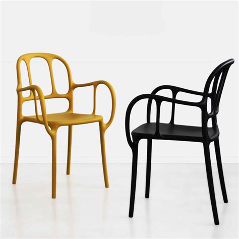 Chaise design empilable avec accoudoirs en polypropylène finition