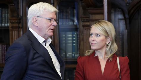 Abogada De Julian Assange Pide Que El Presidente Boric Interceda Ante