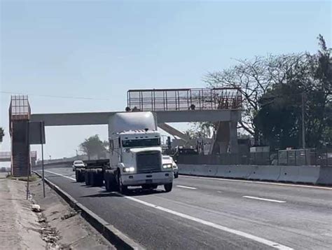 Por instalación de puente peatonal cierran la autopista Veracruz Cardel