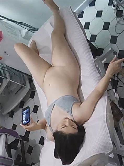 被入侵 hacked 监控摄像头韩国首尔的女性除毛沙龙一位皮肤很好的女人 吝啬猫