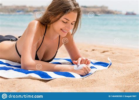 La Mujer Linda Y Sonriente Est Aplicando La Protecci N Solar En Su
