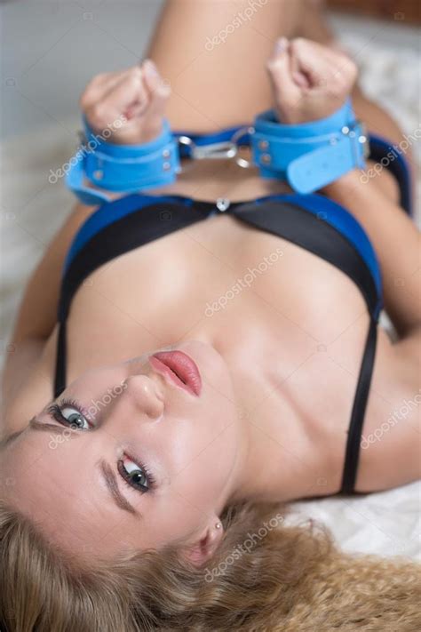 Heiße nackte Blondine mit Handschellen Stockfotografie lizenzfreie