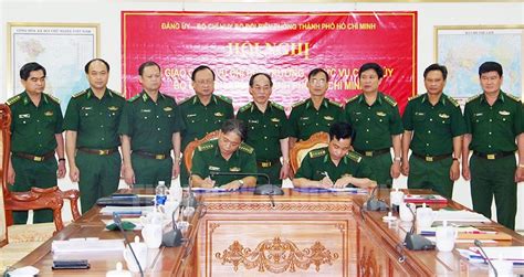 Bàn giao chức trách nhiệm vụ Chỉ huy trưởng Chính ủy Bộ đội Biên