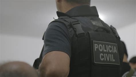 Homem é preso após abusar sexualmente da filha e obrigá la a assistir