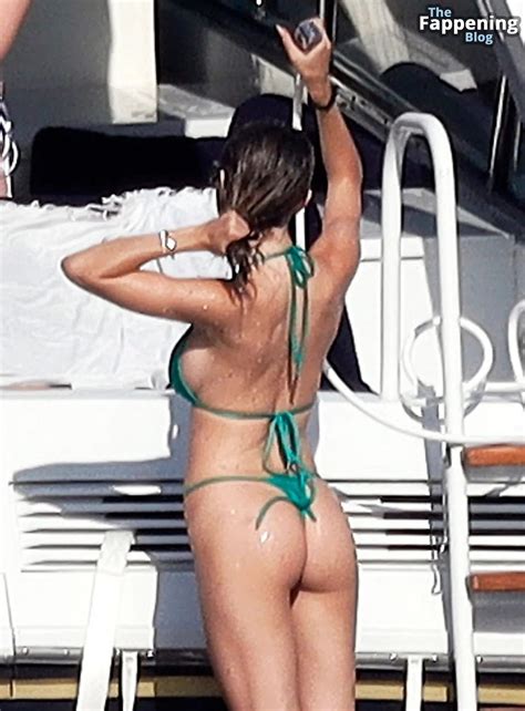 Leni Klum Shows Off Her Sexy Bikini Body While Enjoying The Sun With In