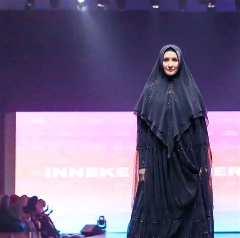Kini Berusia 47 Tahun INNEKE KOESHERAWATI Muncul Di Pentas Peragaan