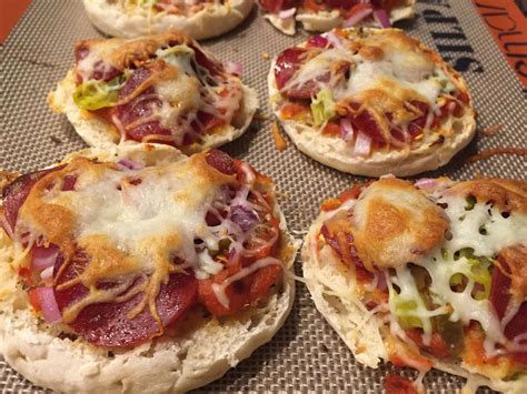 Recette De Mini Pizza Au Fromage Facile Avec Des Muffins MOMES Net