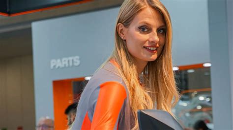 Tra Moto Bici E Modelle Eicma 2023 Procede A Gonfie Vele Le Foto