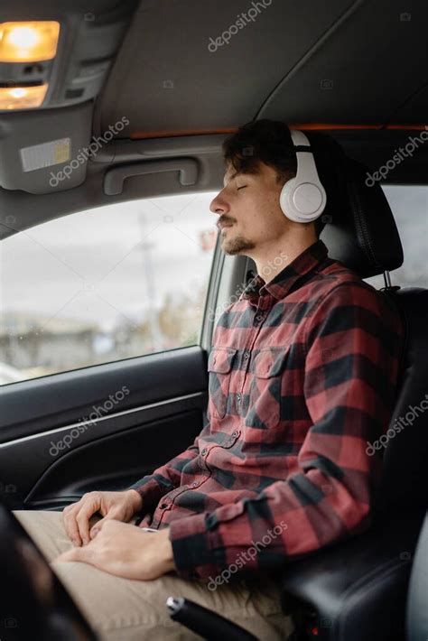 Un hombre joven adulto caucásico macho sentarse en el coche en el
