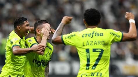 Hulk expulso Palmeiras domina o Atlético e goleia na Arena MRV