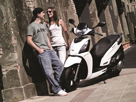 Motorrad Vergleich Piaggio Medley 125 2021 Vs Kymco People GT 125i 2015