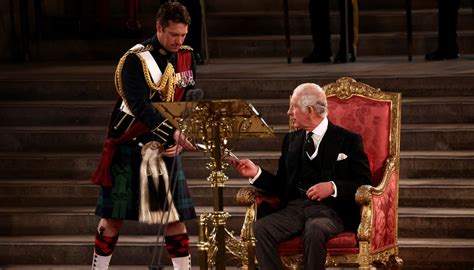 Jonathan Thompson chi è il nuovo valletto di Re Carlo e sex symbol